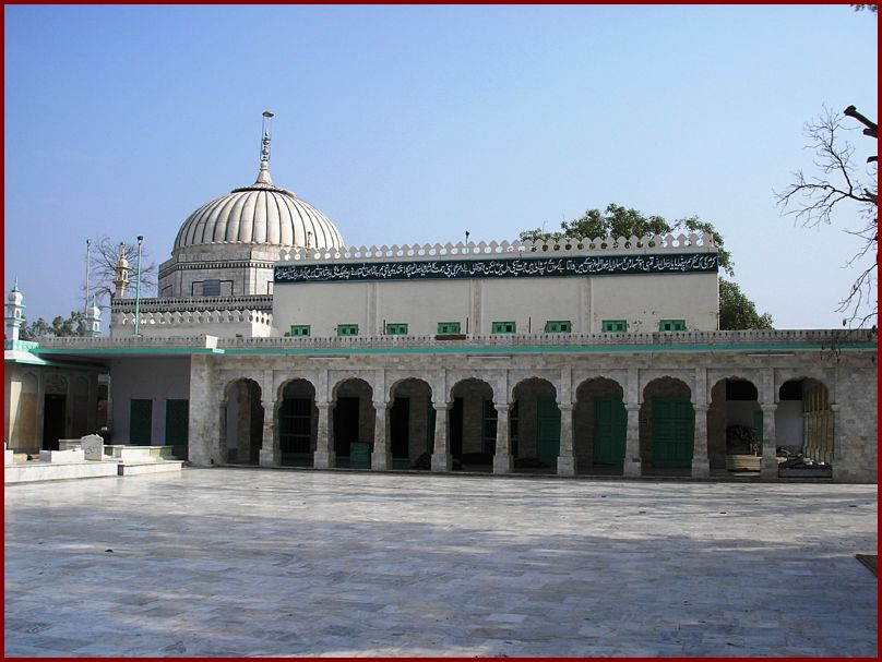 Shrine of Hazrat Qibla-alum Khwaja Noor Muhammad Maharvi R.A (1 of 7)